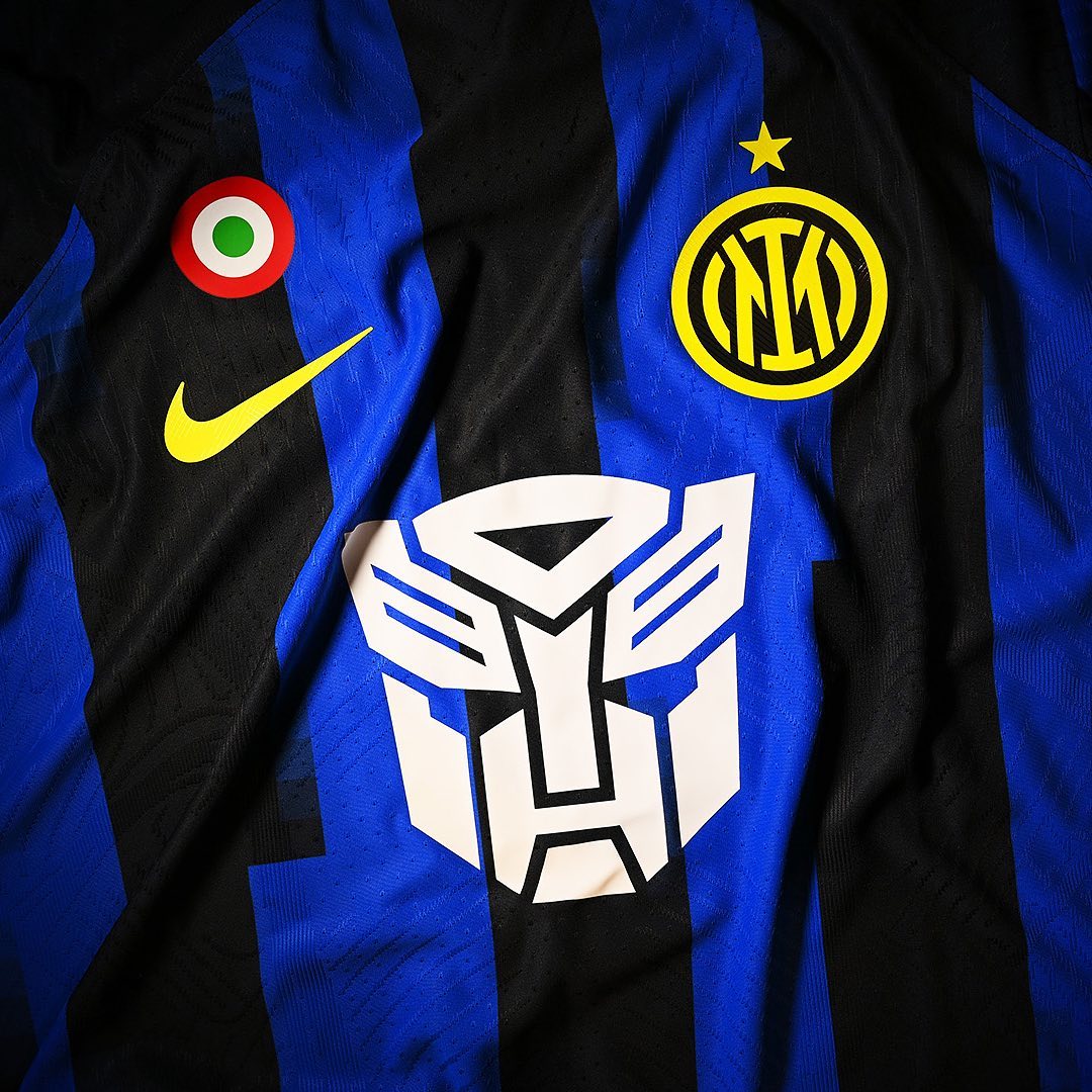 Transformers logo op Inter Milan voetbalshirt tijdens wedstrijd tegen ...